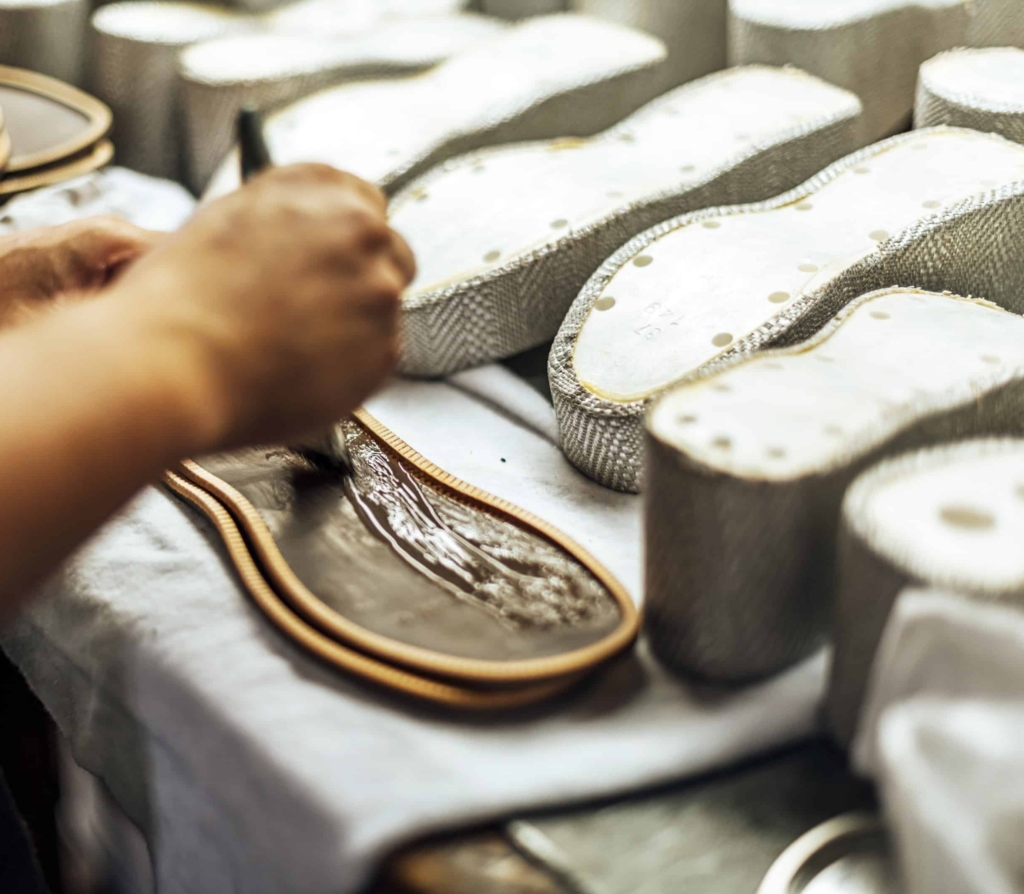 Glues for leather and other materials: A'Lineo - 'Lineo France